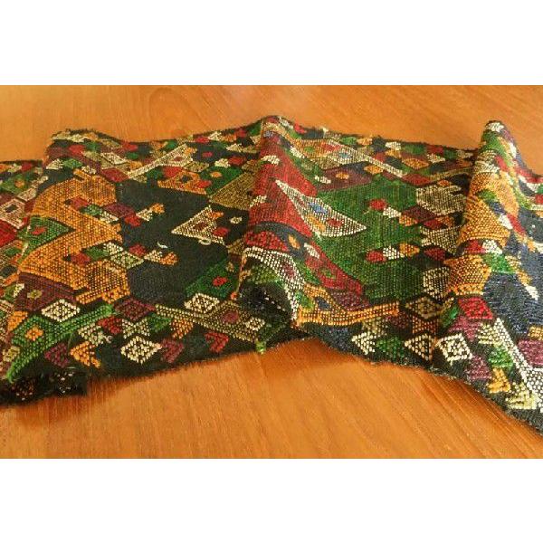 ラオスの人々の伝統的な文様が織りこまれています。色彩も美しく、模様もモダンで繊細です。一見すると細かな刺繍を施したように見えますが、縫取織という技法で織られています。縫取織は模様の部分を別糸で織りこむため、模様が浮き出て見えます。非常に手間...