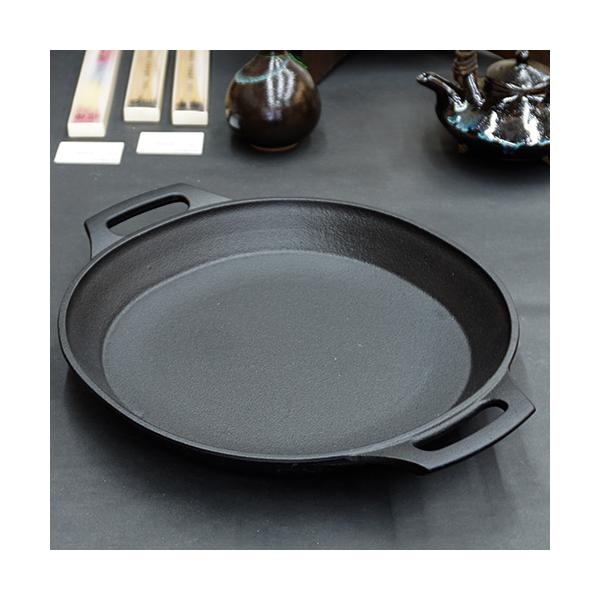 サイズ：巾36.8×径29.8×高さ4.4ｃｍ(外寸)サイズ：径29.5×深さ3.7ｃｍ(内寸)重　量；2,980ｇ産　地：南部鉄器そのままテーブルでシェアしましょう。すき焼き、焼き肉、グリルなどなど、色々なお料理ができますよ。使うほどお料...