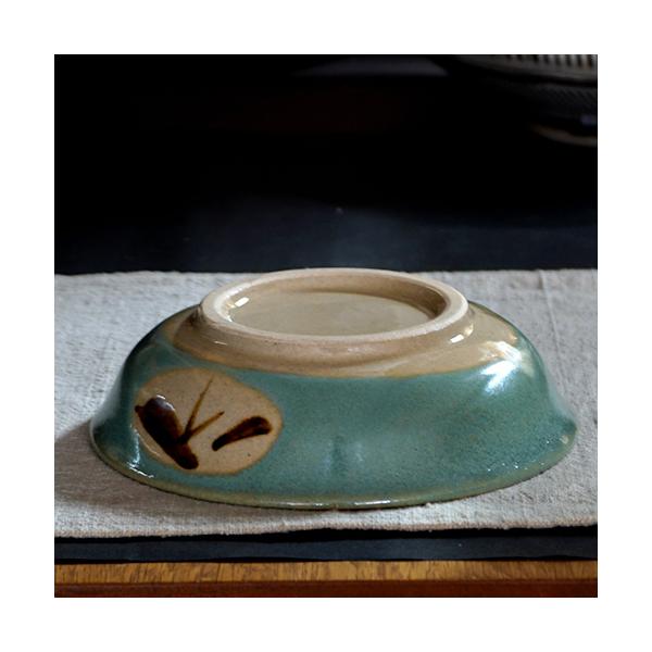 サイズ：径15.4×高さ4.3ｃｍ重　量：255ｇ産　地：益子焼益子焼はポッテリした厚みと素朴な温かさが特徴です。そんな益子焼の代表的な青磁釉に笹紋を描きました。無地のノッペラしたのはつまらないです。だから手作り手描きの井上製陶さんにオリジ...