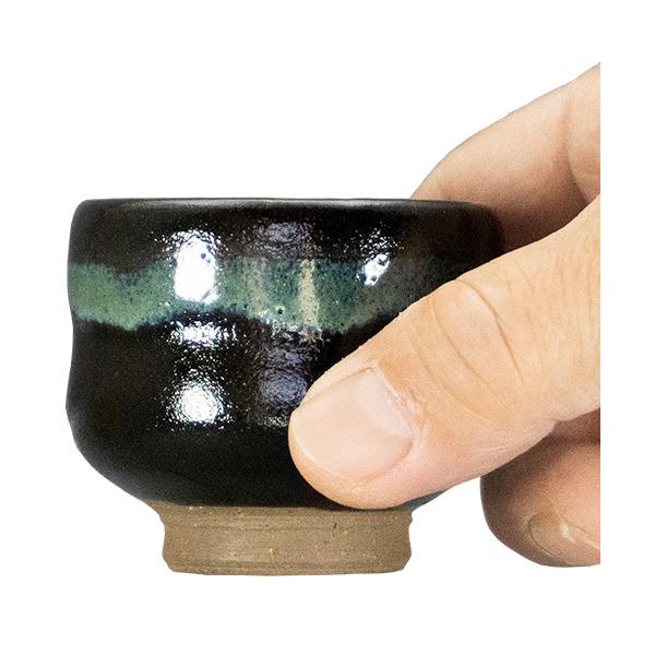 サイズ：径5.8×高5.2ｃｍ容　量：85cc重　量：85ｇ産　地:龍門司焼大ぶりのぐい呑みがご所望の貴兄に。深い艶のある黒が、なんとも魅力的。大地の力強さが込められた、龍門司焼だけがもつ感性の酒器。たっぷり85ccの容量。薩摩の御仁は焼酎...