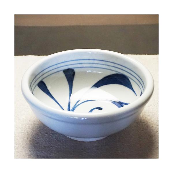 サイズ：径15.5×高さ6.5ｃｍ重　量；480ｇ産　地：砥部梅山窯淡い呉須の絵付が印象的。ポッテリとして優しい色になりました。玉縁って、口のところがプリっと丸く作っいる器のことです。理由は、ドッシリ感があって軽くなり口当たりが良くなるため...