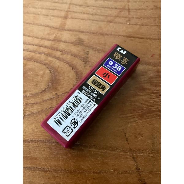 貝印 職専替刃 小 超鋭角 50枚入 VS-50 フェッタ推奨の超鋭角カッターです。それでいてコシもあるので、カミソリのように曲がることなく漉くことができます。フェッタに使用時は、約１００回交換相当になります。