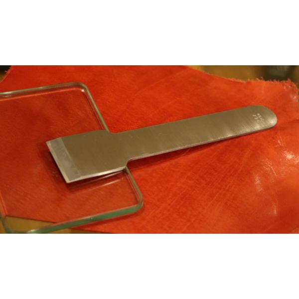 ※こちらの製品は使用者が砥ぐことを大前提に設計していますので、刃は仕上がっていません。初期刃先角度は12度に設定してありますので、必要に応じて角度付けから始めてください。研ぎガイドを使用して砥ぐことを前提に設計した革包丁です。（手でも砥げま...