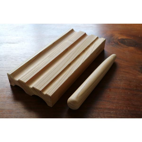 製本する際、背表紙を綺麗なアールに曲げるために必要な道具です。彫り込みに使用したルーターの窪みのアール（半径）は、8ミリ、12.5ミリ、17.5ミリ、25.4ミリ、31.8ミリになります。窪みの幅（直径）はアールの二倍の3/4強くらいです。...