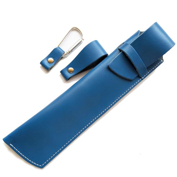 上質な牛革を使って夏の必需品、扇子のケースを作製しました。皮革用ミシンを使って縫製しています。シンプルなデザインなのでどなたでもお使いいただけると思います。色は全7色ご用意しています。ベルトループと、カバンなどに装着するのに便利なアルミ製カ...