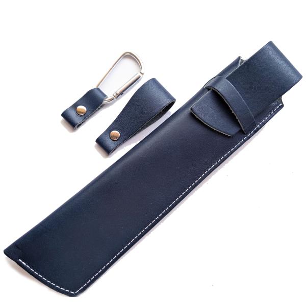 上質な牛革を使って夏の必需品、扇子のケースを作製しました。皮革用ミシンを使って縫製しています。シンプルなデザインなのでどなたでもお使いいただけると思います。色は全7色ご用意しています。ベルトループと、カバンなどに装着するのに便利なアルミ製カ...