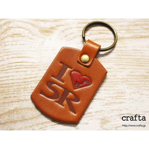 SR愛が高じてI LOVE SRキーホルダーを作製しました。質感がとてもよく、しっかりした厚みのある（約3mm厚）キャメル色の牛ヌメ革を使用しているので、丈夫で長くお使いいただけます。ハートの中にSRのアイデンティティである「キックペダル」...