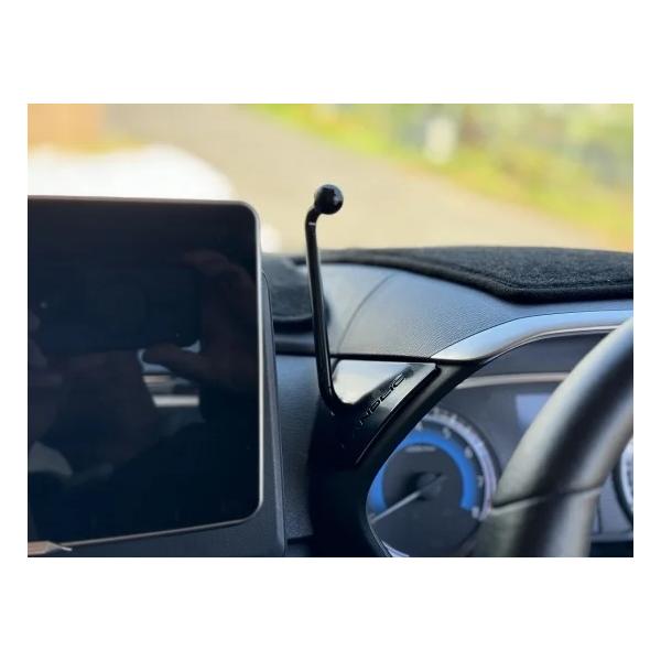 この製品はメーカー取り寄せとなります。メーカー欠品の場合、納期はメーカーの生産・出荷しだいとなります。メーカーより入荷後、注文順での出荷となります。【DETAIL】市販のスマートフォンホルダーを使いメーターフードと純正ナビ画面の間の絶妙な位...