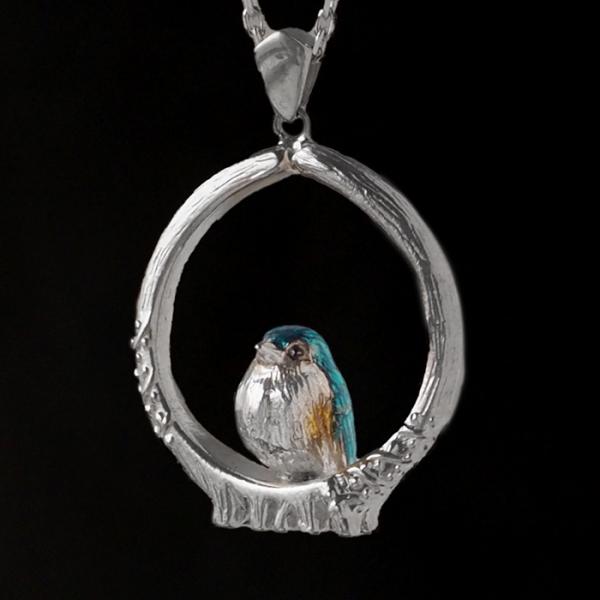 まんまるでつやつや、つぶらな黒目が愛くるしいルリビタキのモチーフのペンダント【対象】大人 女性 レディース 彼女 妻 恋人 20代 30代 40代 50代 60代 70代【用途】普段使い 自分用 ご褒美 デート パーティー イベント【スタイ...