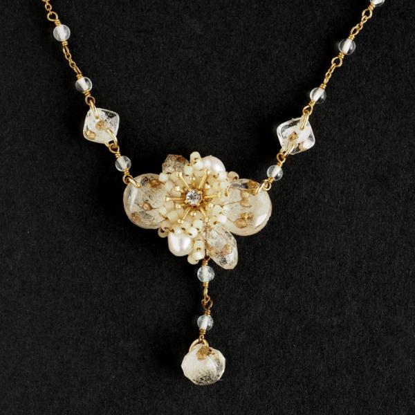 アンティークなデザインが大人可愛い、華奢なネックレス。トップはキラキラとした小さな星屑をあつめたようなデザイン。ゆらゆらと揺れるチャームが首元を飾ります。ドライフラワーが封じ込められた樹脂パーツは、月日と共に飴色に変化し、アンティークな風合...