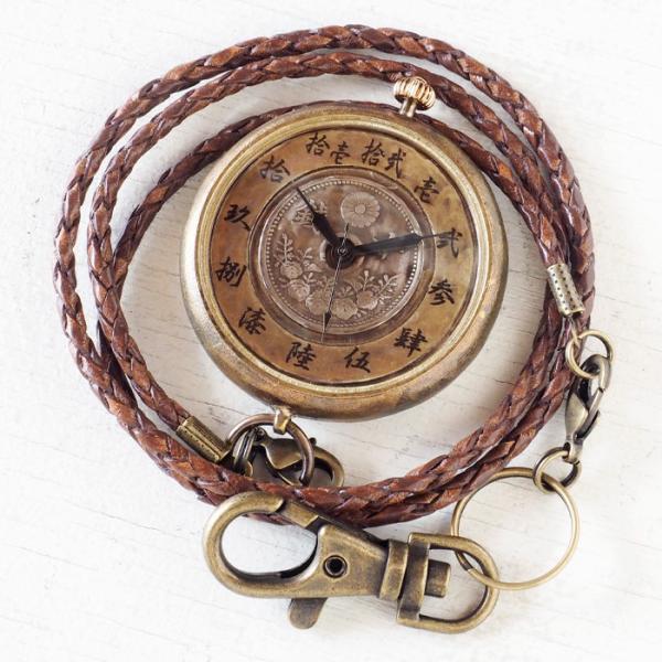 大正時代の十銭硬貨を使用した、アンティークな和時計です。使用されている十銭硬貨は大正時代に実際に使われていたもの。硬貨の穴を生かし、時計の中央に大胆に配置されています。【対象】男性 女性 メンズ レディース ユニセックス 男女兼用 20代 ...