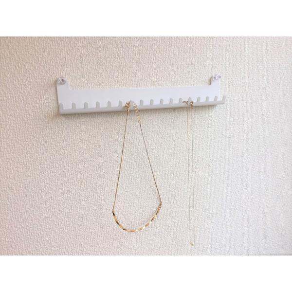 こちらの商品はホワイトの商品紹介です。★商品説明★ネックレスなどのアクセサリーが簡単に掛けられるアクセサリー収納です。ネックレスや鍵など最大で１７個収納できます。左右の穴から画鋲で止めるだけで、どこでもお使い頂けます。普段使いのアクセサリー...