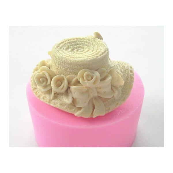 モールドサイズ:直径8cm 高さ4cm　シリコンの厚みを考えると帽子はそれより一回り小さくなります。　写真のモールドはピンクですが、ロットによりカラー変更致します。　シリコンは柔らかな物となります。