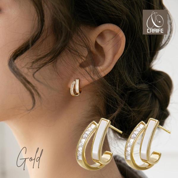 品名：スタッド ピアス 両耳セット特徴：キラッと輝くキュービックジルコニアとセラミック調のラインが融合したダブルラインは、大人かわいい雰囲気を演出してくれますカラー：ゴールドサイズ：（約）9mm x 15mm素材：ニッケルフリー合金ですので...