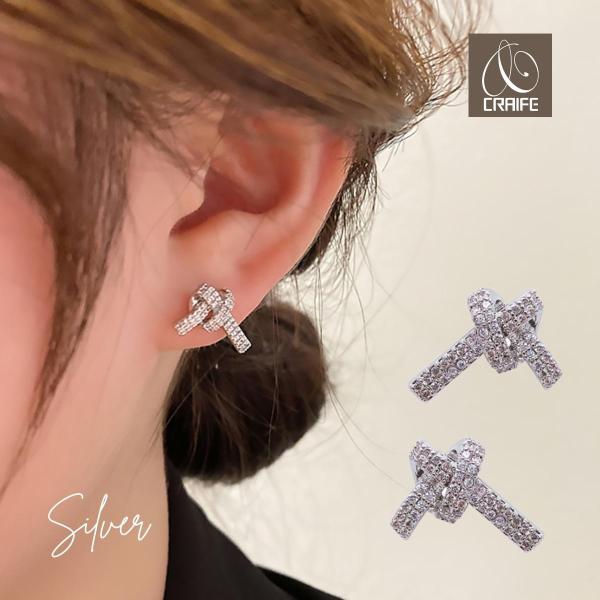 品名：ピアス 両耳セット特徴：結び目のようなデザインピアス。ジルコニアがキラキラ輝き、耳元をパッと明るく！そして女性らしさをプラスしてくれる、そんな可愛いピアスです。カラー：シルバーサイズ：(約)17mm x 13.5mm素材：ニッケルフリ...