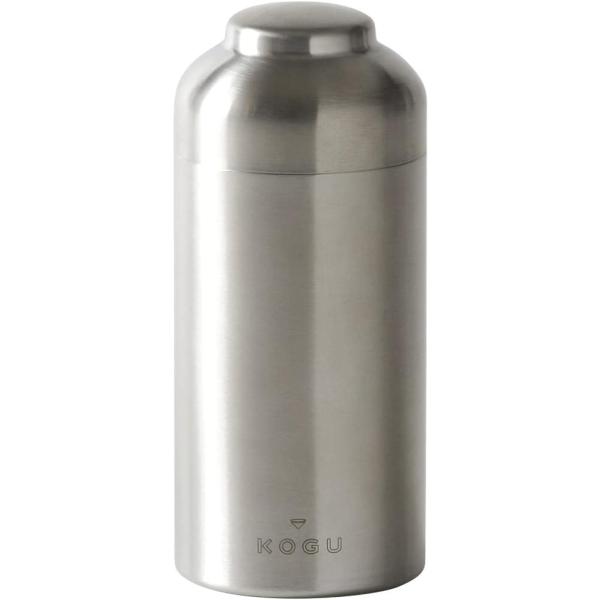 職人が作る精度の高いキャニスター。光を遮断で鮮度を保ち、密着性もよいので鮮度が長持ちします。フタが合わさる部分は凹凸が少なく、汚れがたまりにくいのでお手入れも簡単。女性も片手で持ちやすいサイズです。