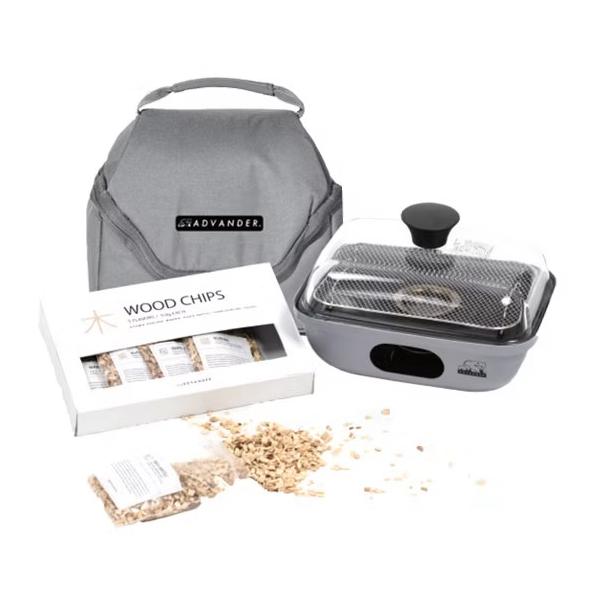 燻製初心者の方でも楽しめる、固形燃料式の燻製器に加え、専用ケースとウッドチップがセットになります。燻製初心者の方でも気軽に楽しめる仕様になります。難しい火加減調整もしなくてOKです。火を付けたら、あとはお好みの燻し具合に調整するだけ。出来立...