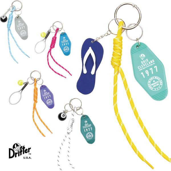 商品説明素材：ポリエステル（コード）サイズ：【ポリエステルコード長】約22〜25cm、 【リング内径】約3.2cm、【キータグ】約W4.5 x H9 cm重量：40g製造国：中国別売りのDrifterオリジナルデザインのモーテルタグをメイン...