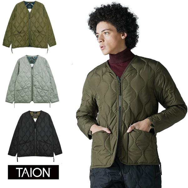 ミリタリーVネックWジップダウンジャケットです。前たては、Vネックを活かしシャツ・カットソーなどとの重ね着がしやすく、Wジップはスリットの役割を果たしてくれます。両脇スリットファスナーは、可動域が広がることで動きやすくなり、ボトムのポケット...