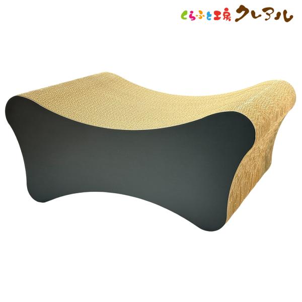 ちょうちょの穴をなくして、さらに奥行を広げました！なめらかなカーブが気持ちいいですよぉ。ひっくり返しても使えるので長ーく使えます。外寸　縦 26.5センチ　横62センチ奥行 約44センチ材質：段ボールカラー：黒、白、赤、ネイビー、ヒョウ柄、黄