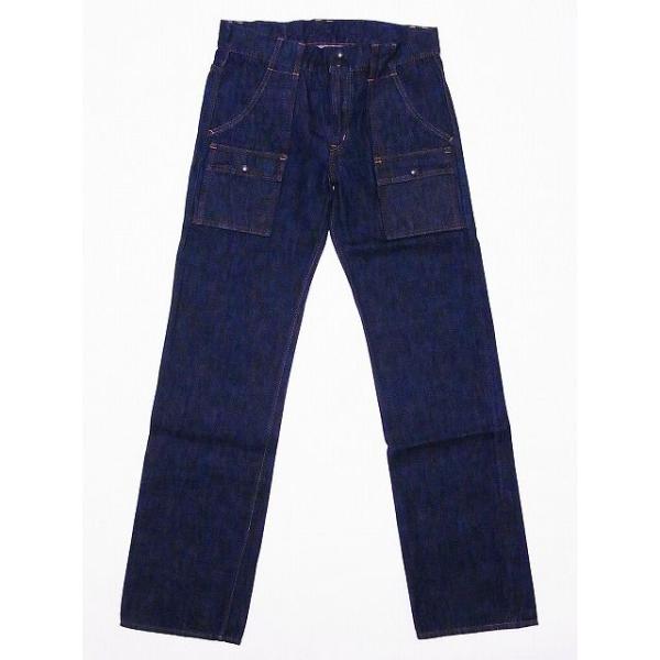 フルカウント(FULLCOUNT)のジーンズ、ブッシュパンツ(BUSH PANTS)"1246"です。フロント、バックともにポケットフラップの裏側にはシャンブレー生地を使用。フロントはジッパーフライで、トップボタン、フラップ部分のボタンはフ...