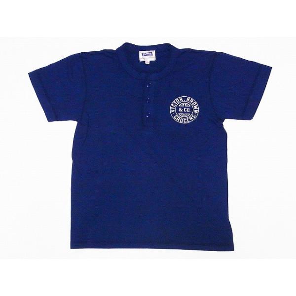 フェローズ(Pherrow's)のヘンリーネックTシャツ"18S-PHNT1-P1"です。素材は綿100％で洗いがかかっています。バインダーネック仕様の首周りに、定番TシャツPTと同じしっかりとした肉厚生地のボディで、フロントにはネコ目ボタ...