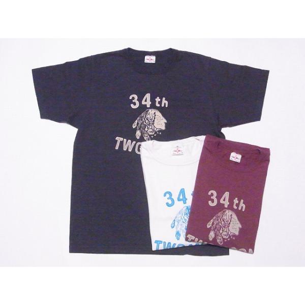 トゥームーン(Two Moon)のプリントTシャツ"20321/34th Print"です。上質な超長綿に落ち綿をブレンドした 16/- リサイクルコットン使用の丸胴ボディ。超長綿のしなやかで柔らかい肌触りと、落ち綿をミックスしたスラブ糸の...