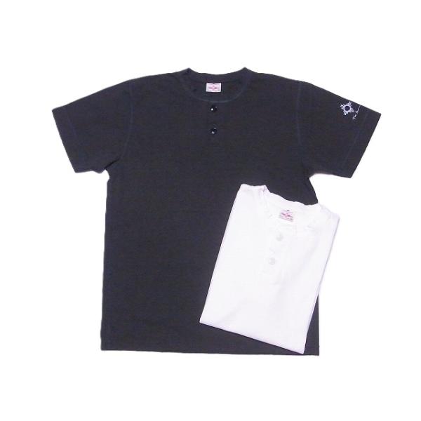 トゥームーン(Two Moon)のヘンリーネックTシャツ"24223"です。二つボタンのヘンリーネックTシャツで、ボディにはムラ感があり、さらっとした風合いの18/-ラフィ天竺を使用。綿100％で洗いがかかっています。襟はボディと同素材で襟...