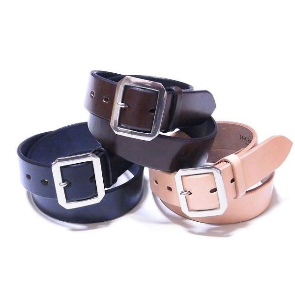 インセプションのサドルレザーベルト"IPSDB-01"です。長時間タンニン鞣しを施し、繊維の詰まった国産のベンズ(尻部分)のみを使用したギャリソンベルトです。厚さ5mm、幅4cmのサドルレザー(牛革)を使用。サイズ調節の穴が、約2.5cm間...