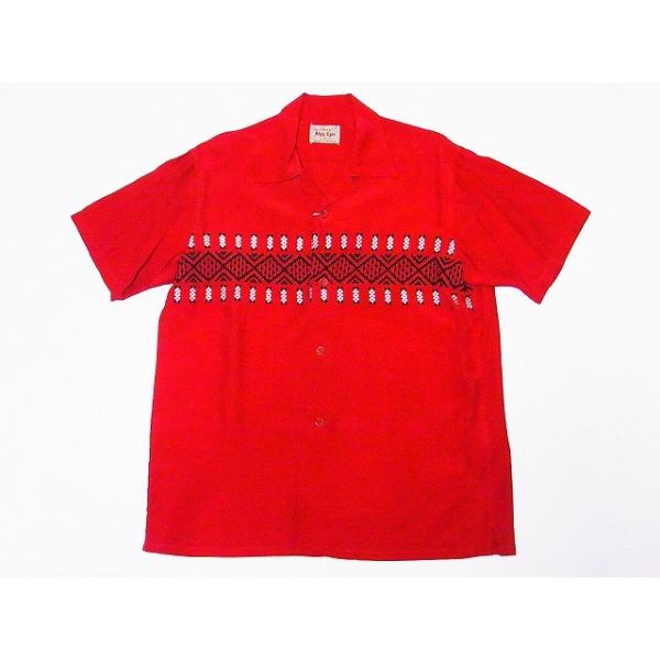 東洋エンタープライズからスタイルアイズ(STYLE EYES)のレーヨン・オープンカラーシャツ"SE37607"です。素材はレーヨン100％で、ドレープ感のあるサラッとした肌触りの良い生地を使用し、洗いがかかっています。フロントには幾何学模...