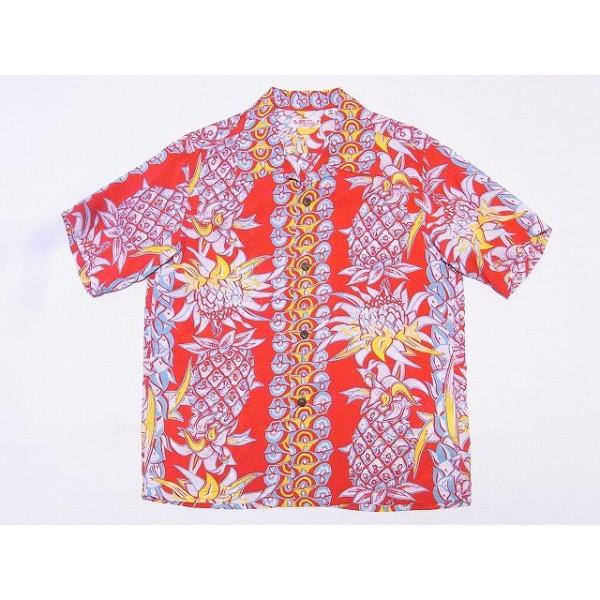 東洋エンタープライズからサンサーフ(SUN SURF)の2016新作、洋柄アロハシャツ(ハワイアンシャツ)"SS37137"です。主要部は巻き縫いで縫製され、ポケットは柄あわせがされています。素材はレーヨン100％で肌触りがよく、着心地の良...