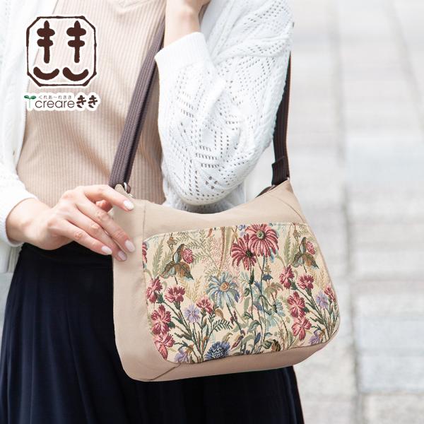 たっぷり収納、自由なスタイルで楽しむ軽快ポシェット。このポシェットなら軽くてお出かけが楽しくなります♪気品あるゴブラン織りの生地がお洒落で可愛いく演出してくれるでしょう。ショルダー長さが調整でき、斜め掛けと肩掛けの2通りが可能で、カジュアル...