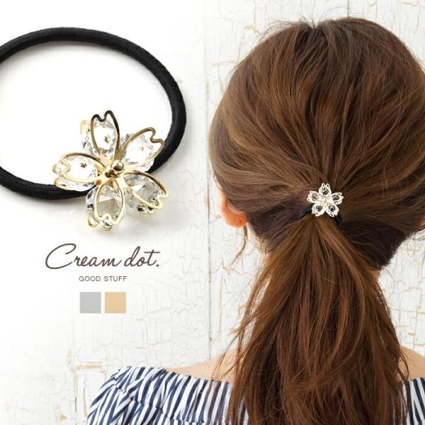 桜型のメタルフレームに、コロンとしたクリアストーンを挟み込んだ立体的なモチーフが可愛い。大粒のストーンが光を反射してキラキラ輝き、ヘアスタイルのアクセントになるアイテムです。■サイズモチーフの大きさ：2.7cm×2.7cm×0.9cm■重さ...