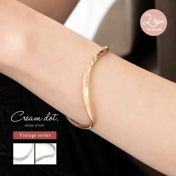 たたき加工の入ったU字/V字ラインのヴィンテージ調バングル。緩やかなカーブを描く優美な曲線にうっとりしそう。メタルのマットな質感と程よい重みで重厚感たっぷりな高見えアイテムです。■サイズ手首回りA：16.9cmB：17.0cm※微調整可能で...