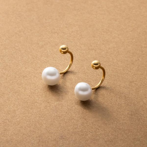 上品に艶めくパールとスフィアを組み合わせたバックキャッチピアス。キャッチを前にしても使えるリバーシブルなひと品。シンプルで飽きの来ないデザインと錆びにくいステンレス製でデイリー使いにぴったりなアイテムです。■サイズフロントモチーフパール：直...