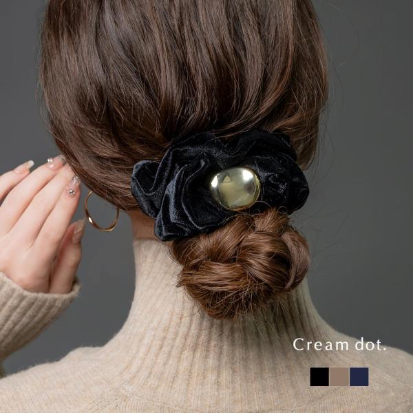 光沢感のあるベロア生地にゴールドメタルが艶めくシュシュ。ニュアンスたっぷりな雰囲気に仕上げたメタルがアレンジをグッとオシャレな雰囲気に◎大人に似合うシックなカラーとサッと装着できるシュシュで普段使いしやすいアイテムです。■サイズ縦×横×厚み...