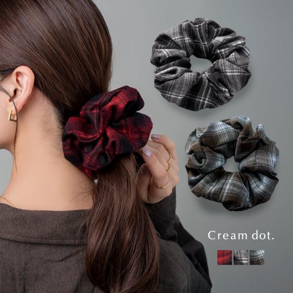 暖かみのあるフランネル風生地のチェック柄シュシュ。ボリューミーなシルエットと大人に似合う色合いでこなれ感を演出します。サッとアレンジにプラスするだけで、コーデを今っぽく仕上げてくれるアイテムです。■サイズ縦×横×厚み14cm×14cm×3c...