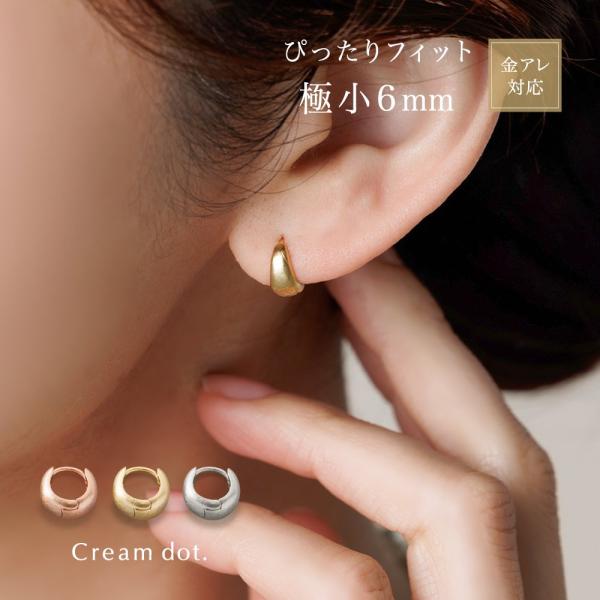 耳たぶに沿う内径6mmのフープピアス。ヘアライン加工を施したセミマットな質感で肌馴染み抜群◎ぷっくりとした丸みを帯びたフォルムで、シンプルながら大人可愛いアイテム。ミニマムなフィット感が今っぽい。着用した時にピタッとフィットする仕上がりのサ...