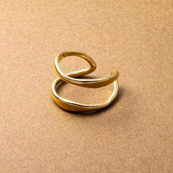 メタルラインに変形を加えた立体的なバランスウェーブのリング。ダブルラインの大きめなデザインが洗練された手元を演出してくれます。錆びにくいステンレス製でデイリーに活躍しそう。■サイズリング幅1.0cmリングサイズ9号：15.7mm12号：16...