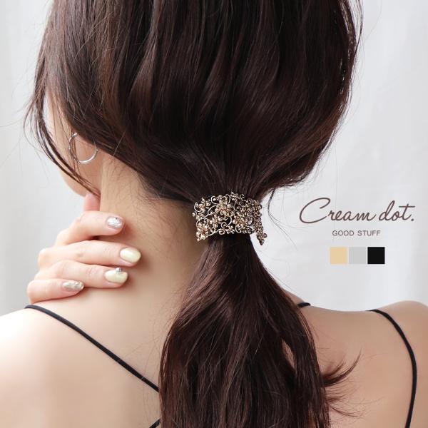 フラワーの細かな透かし模様が目を惹くメタルポニーフック。高見えアンティーク調メタルとマットなブラックプレーティングからお選びいただけます。結び目に差し込むだけの簡単アレンジで一気に旬なヘアスタイルに◎■サイズモチーフの大きさ（縦×横×厚み）...