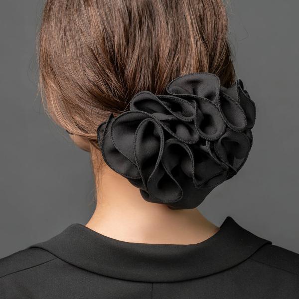 華やかふわっと立体的なシニヨンネット付きバレッタ。透け感フリルと存在感あるデザインがシニヨンスタイルを大人っぽくまとめてくれます。ブラックネットだから毛先のカラーも隠せて、オフィスや冠婚葬祭など幅広いシーンで活躍間違いなし◎■サイズ縦×横×...