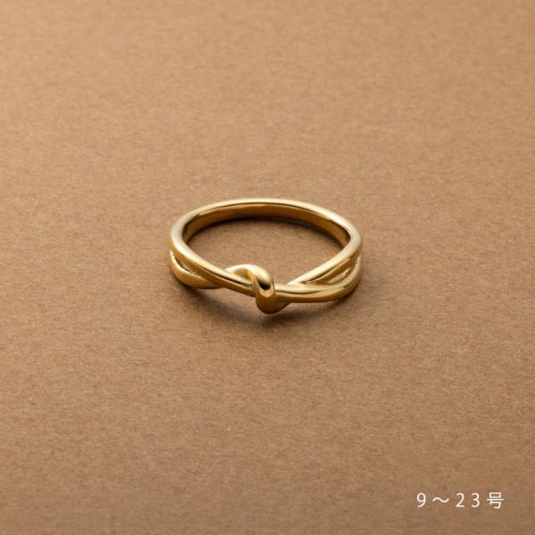 ノットラインのステンレス製リング。2つのメタルラインをツイストさせた“オトナの定番”ノットデザイン。シンプルでさりげないけどしっかりと手元を印象付けてくれます。華奢めリングとの重ね着けもマスト◎■サイズリング幅：0.2cm〜0.44cmリン...