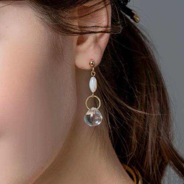 マーブルとクリアカラーがさりげなく揺れるピアス。大人に似合う絶妙な色合いとデザインが普段使いしやすいひと品。シーズンライクな雰囲気を楽しめるオススメのアイテムです。■サイズ縦×横×厚み4.3cm×1.2cm×1.2cm■重さ片方 1.9g■...