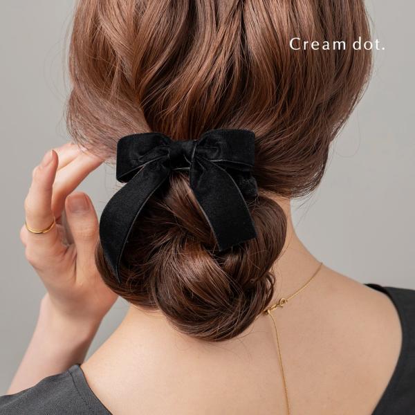 シンプルに映えるベロアリボンのシュシュ。ベロア調の生地とアシンメトリーなデザインが、こなれ感を演出。シックで大人っぽい雰囲気に仕上げてくれる、程よいサイズ感でデイリー使いにもぴったりなアイテムです。柔らかなベロアと絶妙なアシンメトリーが、大...