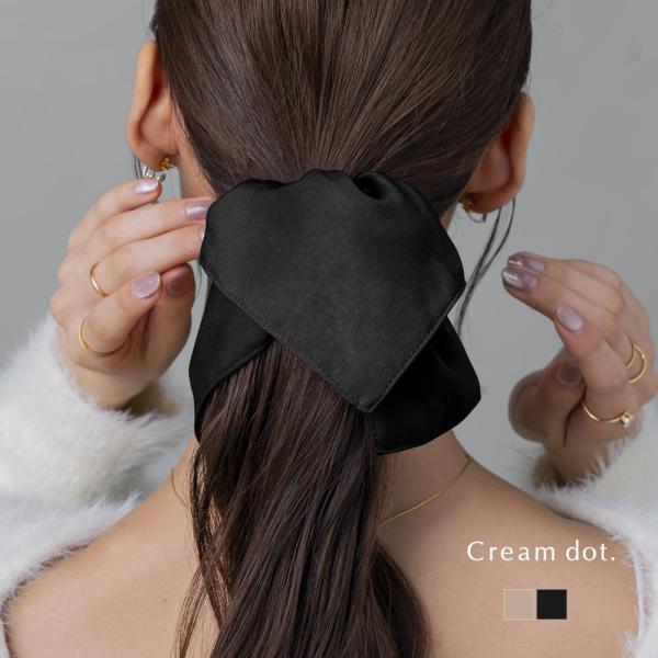 サッと結ぶだけでフリルのようなシルエットに仕上がるスクエアシュシュ。ボリュームのあるフォルムがコーデにアクセントを添えてくれるひと品。高見えする素材感でおしゃれに仕上がるトレンドアイテムです。重なりを計算したスクエアの形状が、着用後に大人可...