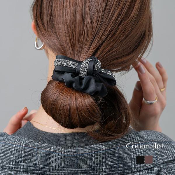 きゅっと結んだリボンに、ラインストーンのアクセントが効いたデコラティブなサテン調シュシュ。程よい大きさでシックで大人な雰囲気に◎サッと装着できて、デイリーからパーティーまで幅広く活躍してくれるアイテムです。繊細な装飾と、しっかりとした生地感...