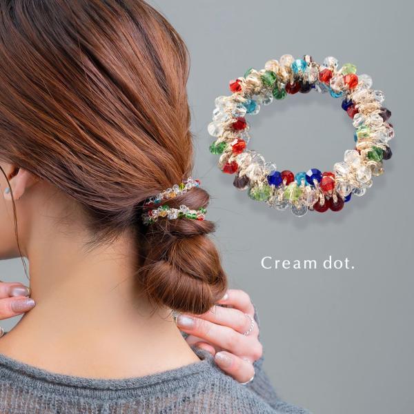 色とりどりのマルチカラービーズを編み上げたハンドメイドのヘアゴム。動くたびに光を受けて表情が変わり、まとめ髪に華やぎを添えてくれる一品です。さりげない存在感だから、普段使いからお出かけまで幅広く活躍します。繊細に煌めくカラービーズが高見え感...