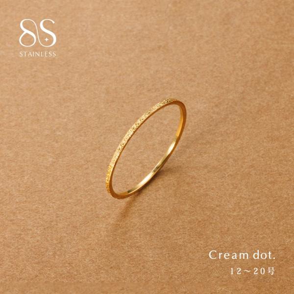 表面に細かなスターダスト加工を施した1mm以下の極細ステンレス製リング。シングル使いはもちろん、主役リングのそばに置いても引き立つから、レイヤードにも使えるひとつは持っておきたい必須アイテム◎メタルラインの表面に施したスターダスト加工が繊細...