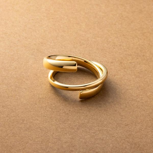 手元に存在感をプラスするレイヤードリング。他にはない個性的なフォルムが遊び心をくすぐられるひと品。今っぽいこなれた印象に仕上がるオススメのアイテムです。■サイズリング幅：0.4cm〜1.7cmリングサイズ（内径）12号：16.7mm15号：...