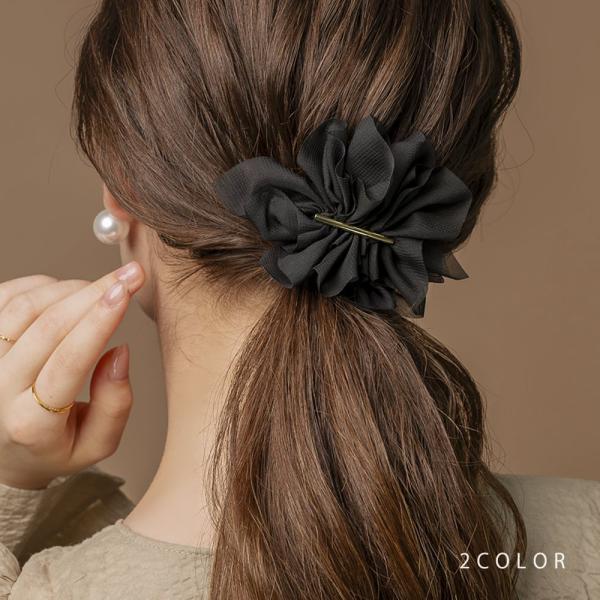 カーブパイプ付きシフォンフリルバレッタ。さらりとした透け感のあるシックな色合いのシフォン生地と、緩やかにカーブするメタルパイプの相性が抜群にマッチした華やかで大人っぽいアイテム。簡単ワンタッチで洗練スタイルをゲットして◎■サイズ縦×横×厚み...